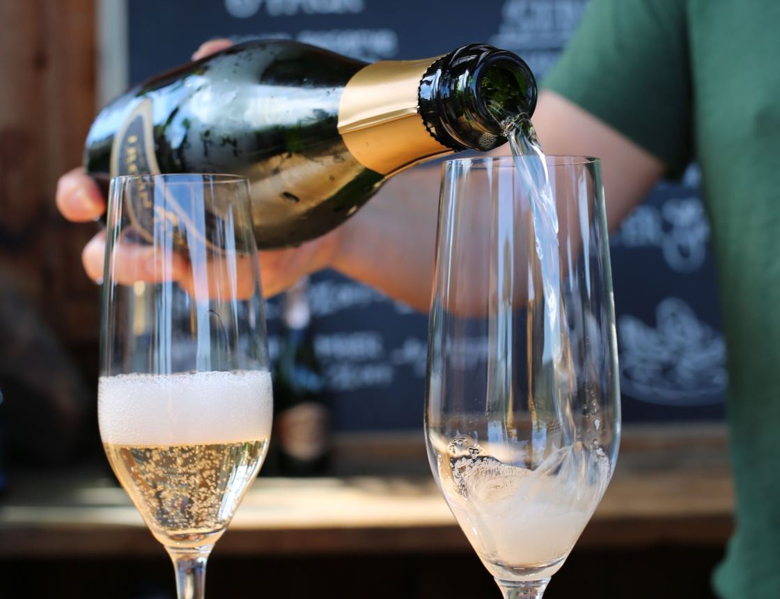 What’s the Difference Between Champagne and Sparkling Wine?